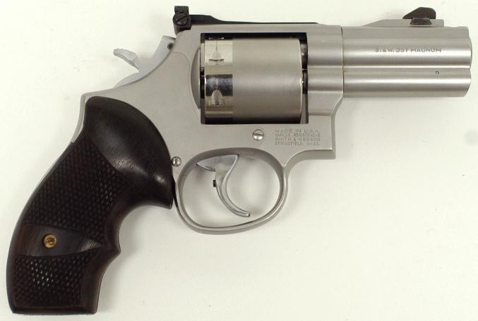 Smith & Wesson Model 686 .357 Magnum caliber revolver with Tritium ...
