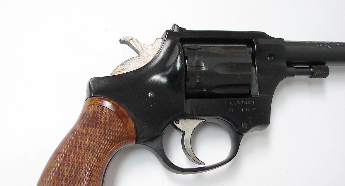 ard R107 Sentinel Deluxe .22 caliber revolver. Deluxe .22 double action ...