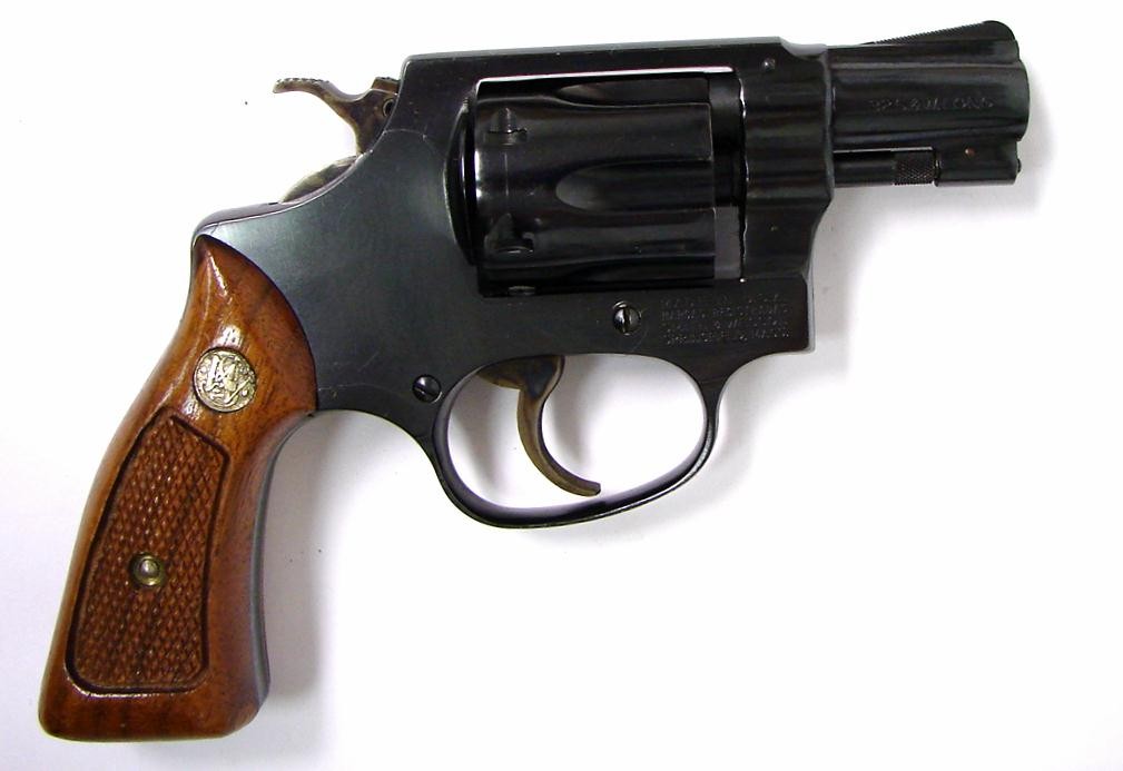 Wesson 31-1 .32 S&W Long caliber revolver. 2 snubnose with square butt ...